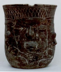 Vaso con Rostro Humano - Museo Popol Vuh